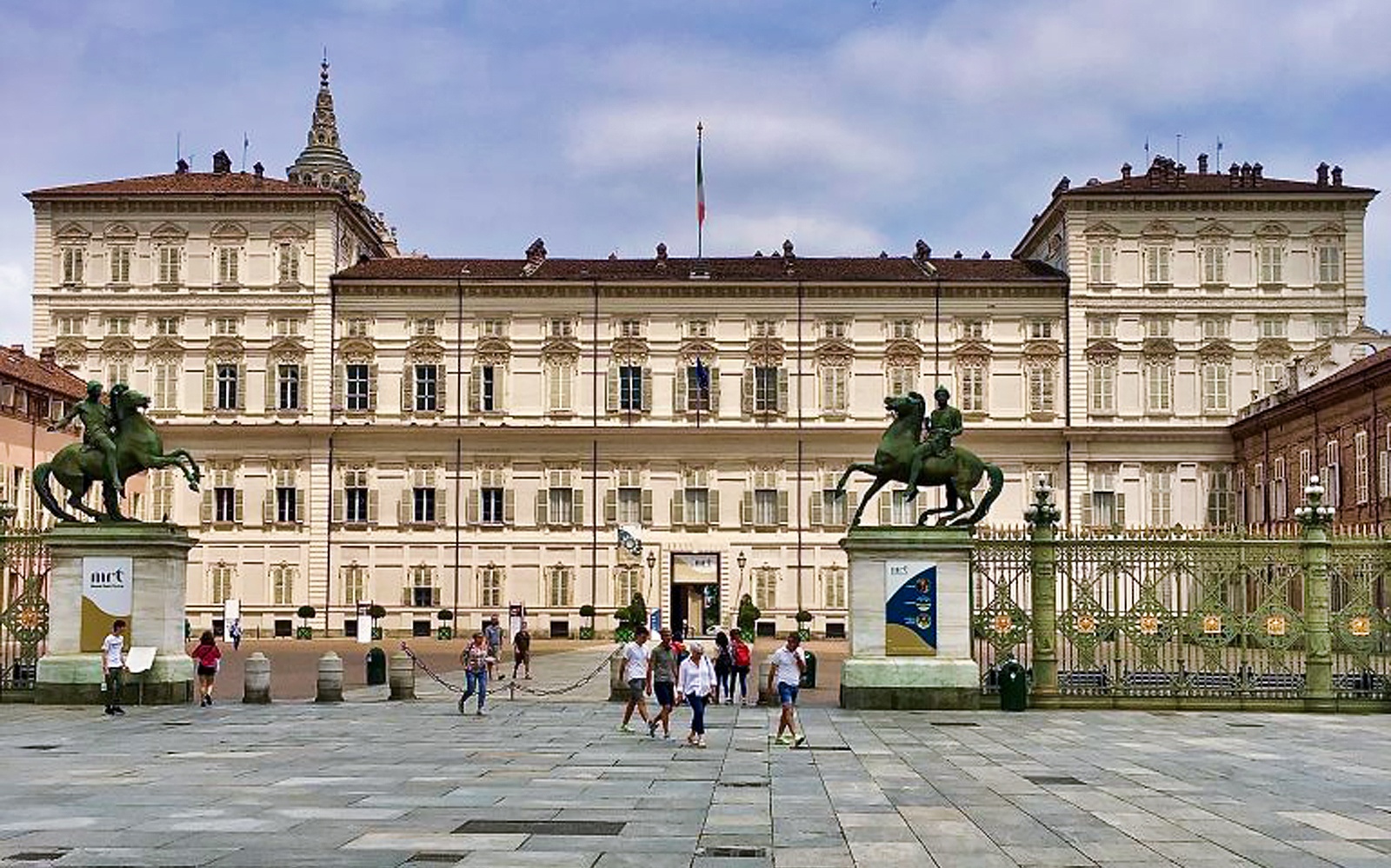 25 Royal Palaces That Are Still in Use Today - Kate Knows